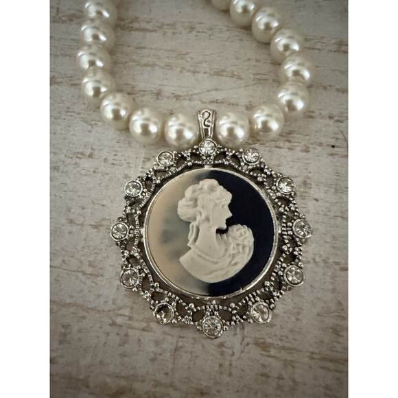 cameo | Jewelry | Elegant Pearl Necklace And Large Vintage Cameo ...